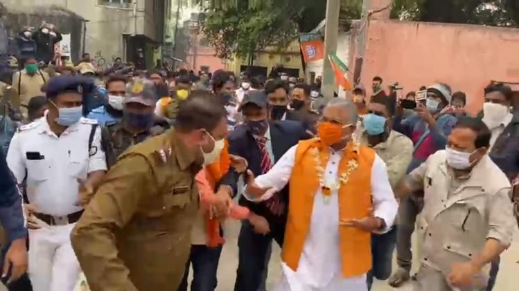 BJP Vice President Dilip Ghosh : আসানসোলে প্রচারে বেরিয়ে পুলিশের 'বাধা'র মুখে দিলীপ, রাস্তায় ...