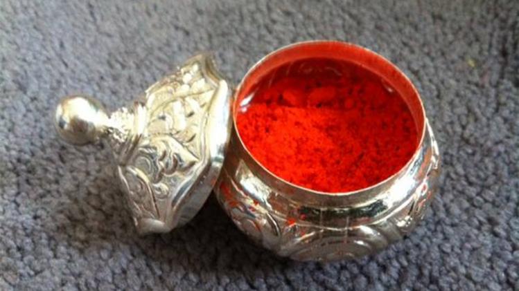 Sindoor Vastu Tips: সিঁদুর পরার রয়েছে বিশেষ নিয়ম, মানলে স্বামীর ...