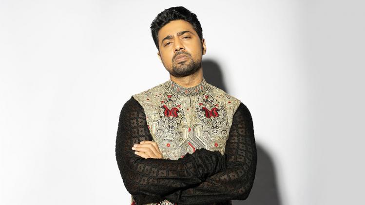 Dev as Byomkesh: এবার সত্যান্বেষী দেব! ব্যোমকেশের সত্যবতী কি রুক্মিণী ...