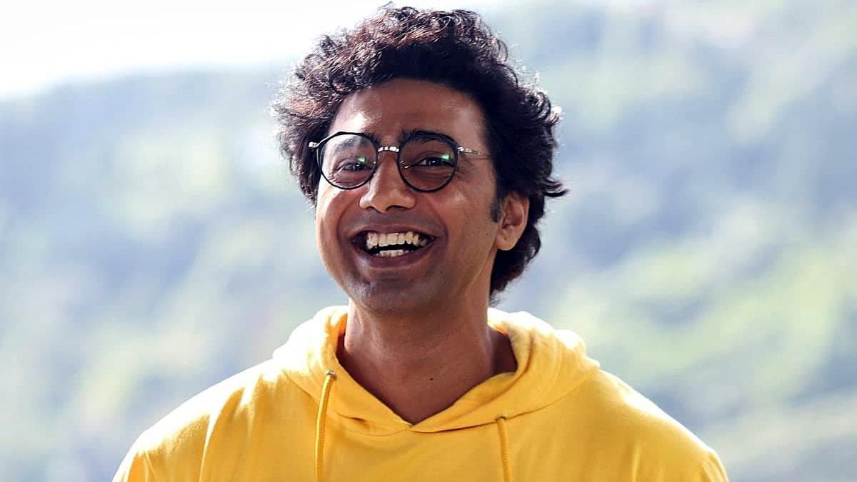 Dev Viral Video: 'পাগলু থোড়াসা করলে রোম্যান্স...' গাইতে গাইতে ক্যাফেতে ...