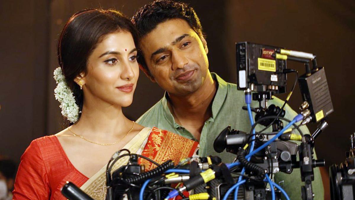 Dev- Rukmini- Byomkesh Durgo Rohosya: 'ব্যোমকেশ' দেবের 'সত্যবতী ...