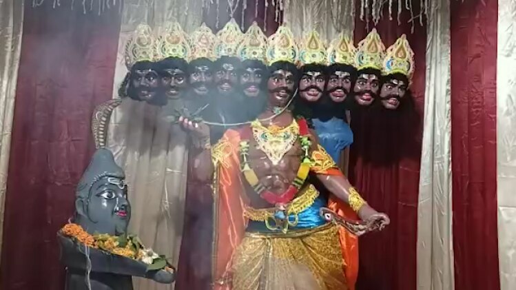 Ravan Puja in Malda: মালদায়গভীর রাতে ধুমধাম করে রাবণ পুজো, দেখুন ...