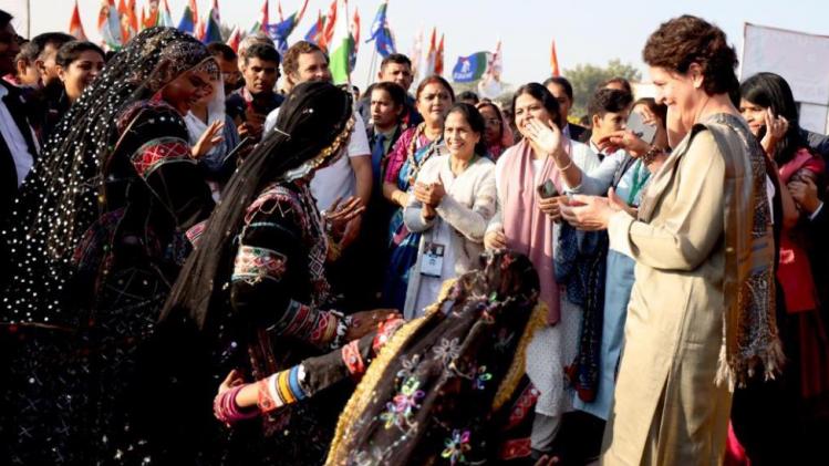 Bharat Jodo Yatra ভারত জোড়ো যাত্রায় রাজস্থানের লোকশিল্পীদের নাচে পা মেলালেন প্রিয়াঙ্কা ভঢরা