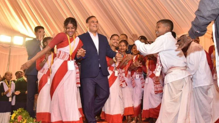 Assam CM Himanta Biswa Sarma: স্কুলের ছাত্রছাত্রীদের নাচের তালে পা ...