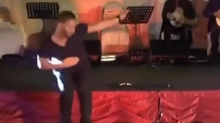 Neck Dance: নাচতে গিয়ে শরীর নয়, নড়ছে শুধু ঘাড় - Viral - Aaj Tak Bangla