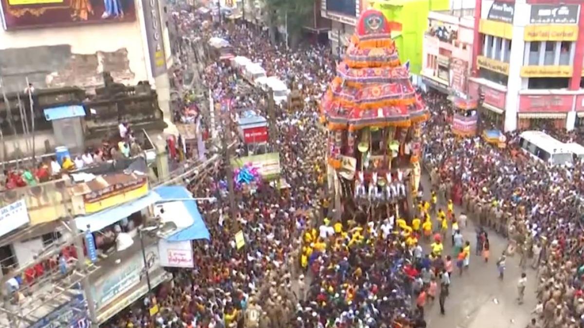 Chithirai Festival: মাদুরাইয়ে চিথিরাই উৎসবে রথ টানতে ভক্তদের ভিড় ...