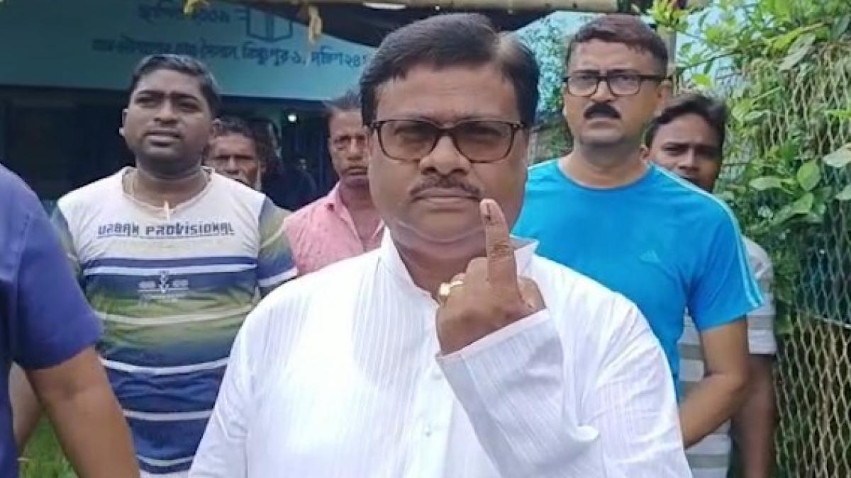 WB Panchayat Election 2023: ‘শান্তিপূর্ণ নির্বাচন চলছে’, দৌলতপুর স্কুলে ভোট দিয়ে জানালেন ...