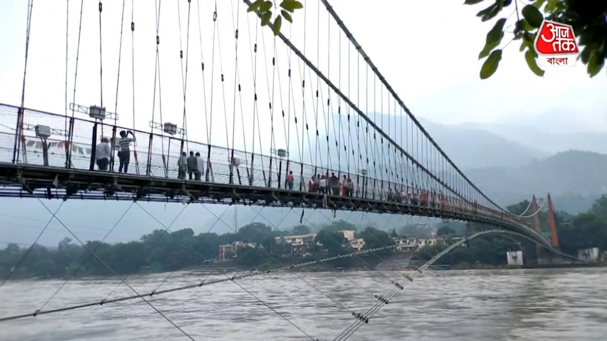 Ram Jhula Bridge: ঋষিকেশের রাম ঝুলা সেতুর নিচে মাটি ক্ষয়, বন্ধ যান ...