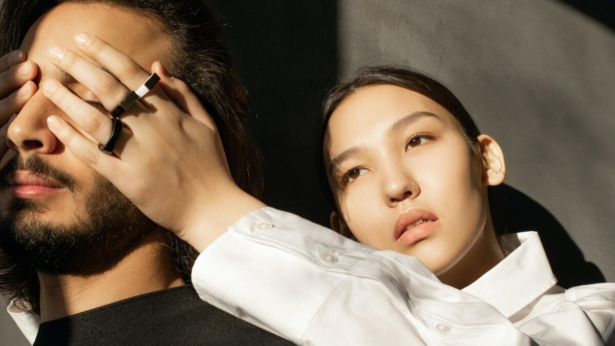 3 Body Language Signs That Can Reveal If Your Partner Is Cheating on You