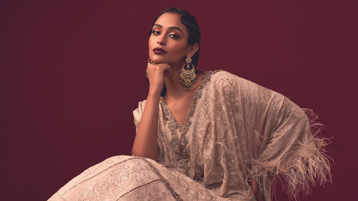 Ace the pearl glam look with these beauty tips