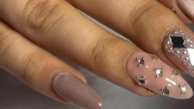 Bring the festive sparkle to your look with these stunning navratri nails