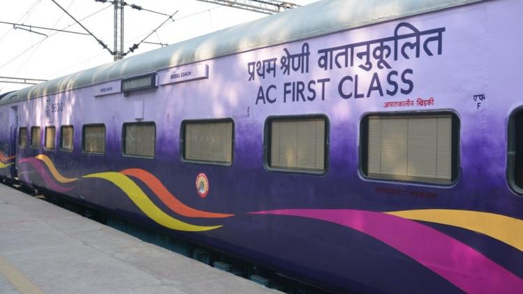 Indian Railway Coach Color : लाल, नीले और हरे रंग के क्यों होते हैं ...