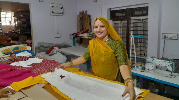 छोटे से गांव से अमेरिका तक का सफर, जानिए हजारों महिलाओं को रोजगार ...