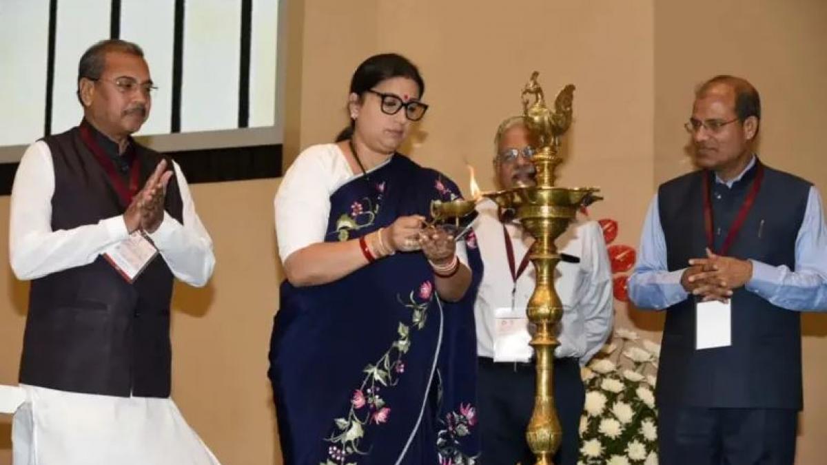 केंद्रीय मंत्री स्मृति ईरानी ने की ‘Poshan Bhi, Padhai Bhi’ कार्यक्रम ...