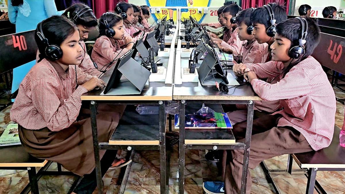 UP PAL LAB: यूपी में बदल रही है सरकारी स्कूलों की तस्वीर! टेबलेट के माध्यम से बच्चों की हो रही ...