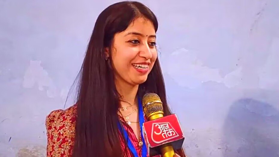 Isha Arora: चुनाव में ग्लैमर का तड़का...जानिए कौन हैं पोलिंग ऑफिसर ईशा ...