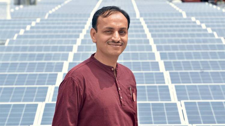 सोलरमैन के संजीदा सबक - iit chetan solanki solar man of india solar lamp