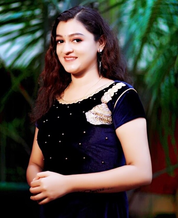 ഒരുപാട് സങ്കടങ്ങൾ ഉള്ളിലൊതുക്കി സ്വയം ആശ്വസിക്കുന്നവളാണ്, ഒരുപാട് ...