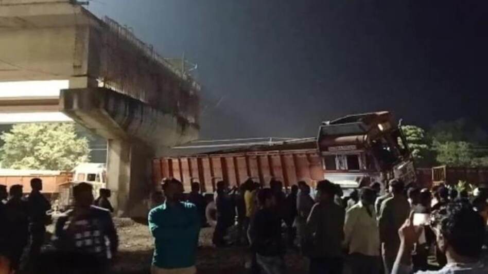 Truck Fell Off An Bridge നിര്മാണത്തിലിരുന്ന പാലത്തില് നിന്ന് ട്രക്ക്