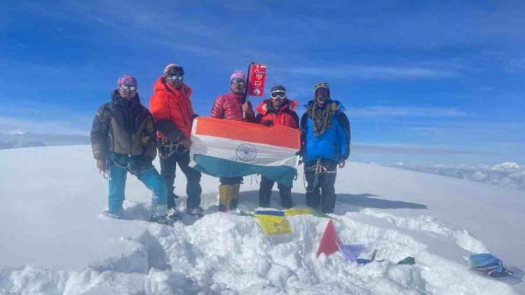 Sikkim: Joint team of Indian Army, HMI scale Mt Jonsang and Mt ...