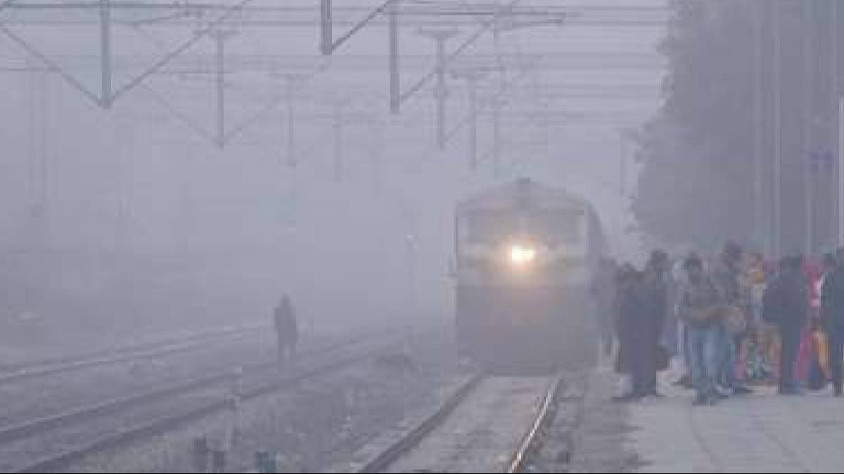 Dense fog engulfs Delhi, North India; 26 trains running late - Dense fog engulfs Delhi, North ...