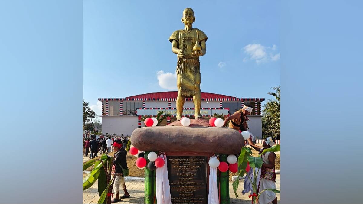 Assam: CM Himanta Biswa Sarma unveils statue of Karbi freedom fighter ...