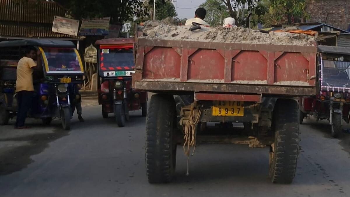 Assam: Unchecked earth laden vehicles movement plunges Dhubri into dust pollution - Assam ...