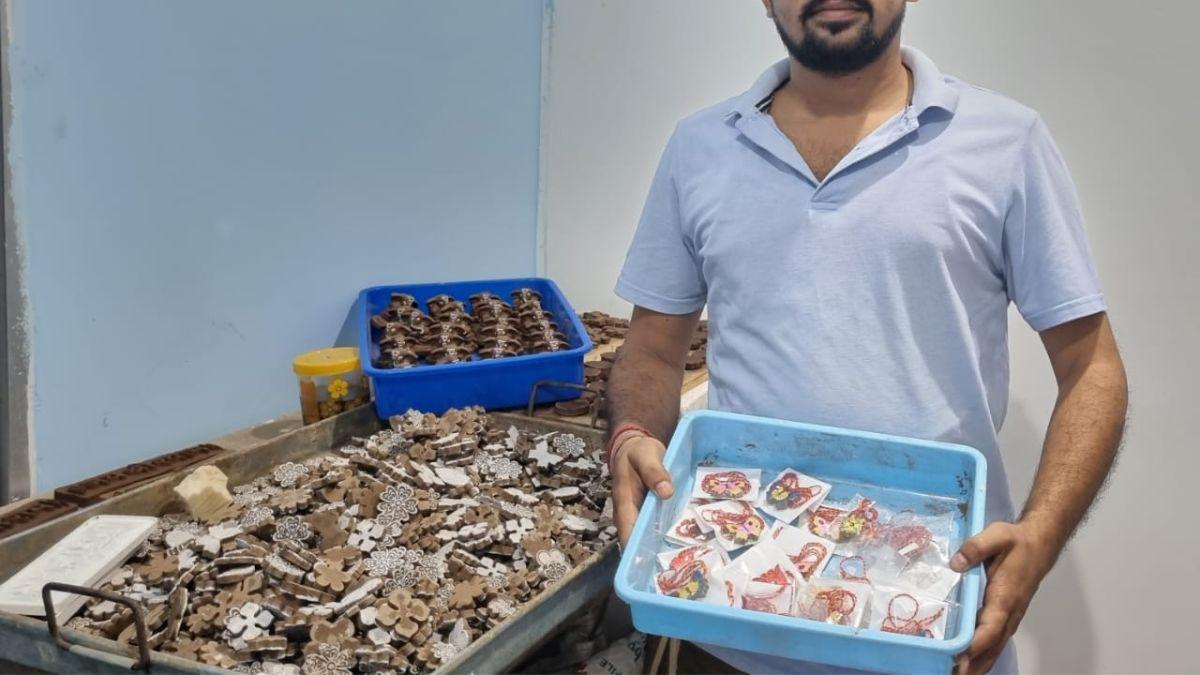 गोबर से बनाई जा रही राखी और सजावट के सामान, यहां देखें Photos - Photo ...