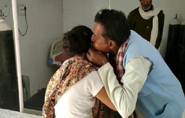 UP Shocker: ডাক্তাররা নয়, এই হাসপাতালে রোগী দেখছেন তান্ত্রিকরা! - tantrik doing treatment of ...