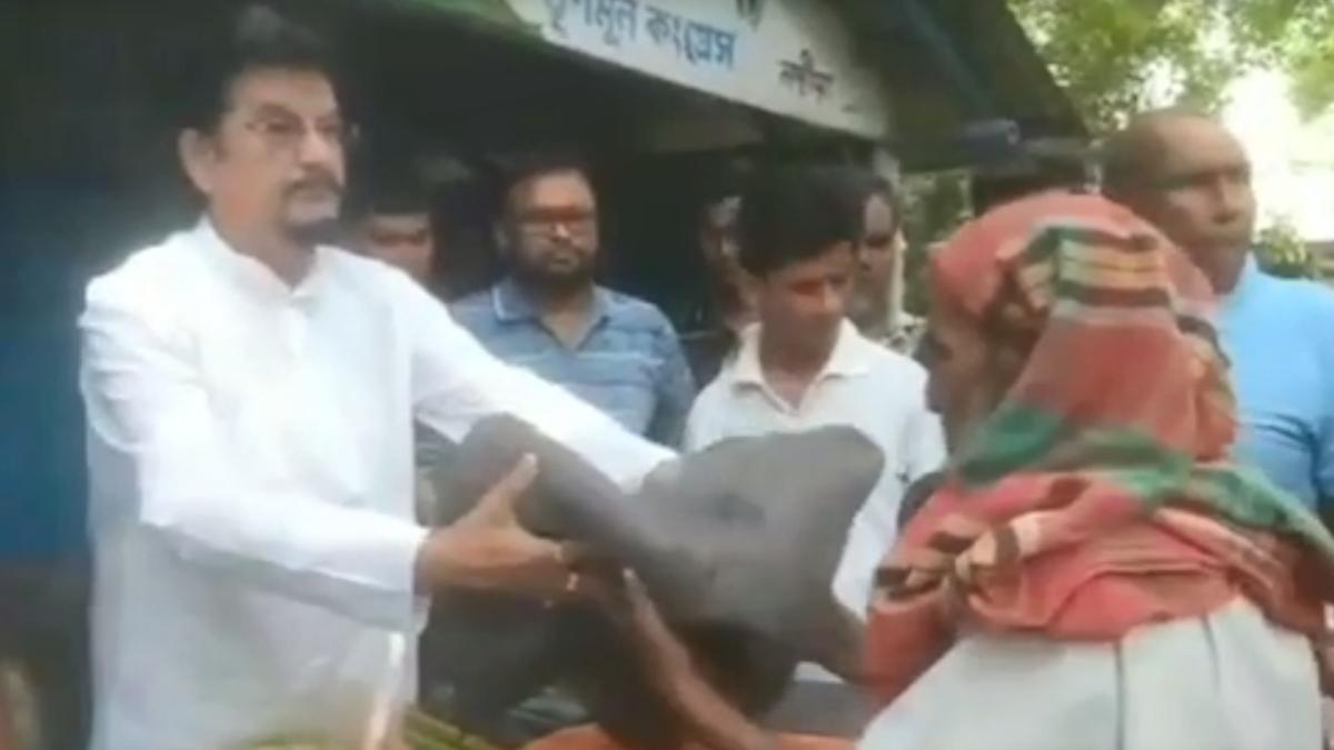 Bimalendu Singha Roy: তাপপ্রবাহে নাজেহাল রাজ্য, ওদিকে কম্বল বিতরণ করলেন TMC বিধায়ক - tmc mla ...