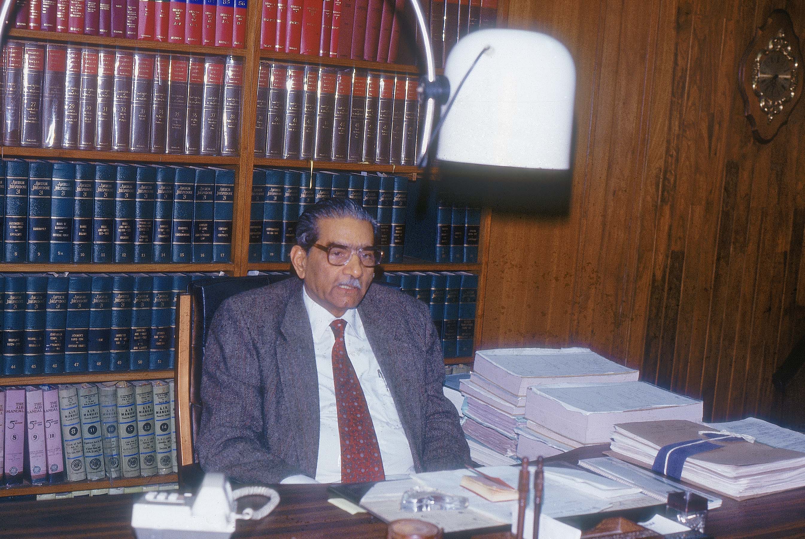 How Shanti Bhushan won the case against Indira Gandhi which led to ...