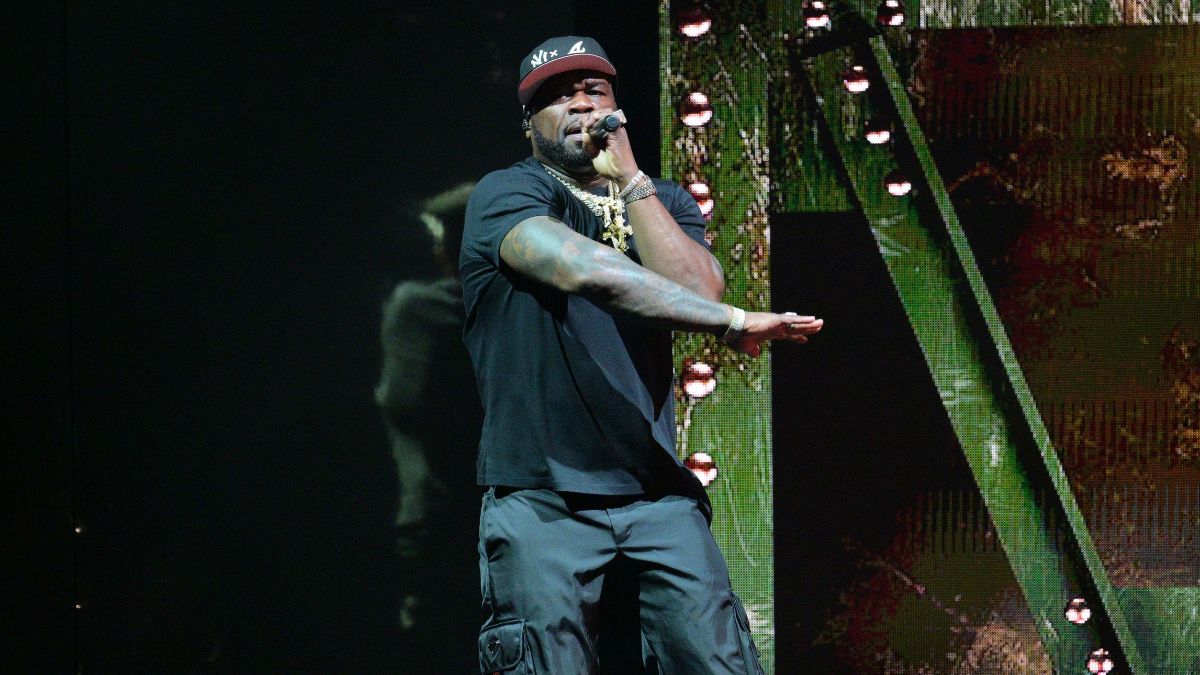 Frustrated 50 Cent throws mic into crowd at LA concert, hitting a fan ...
