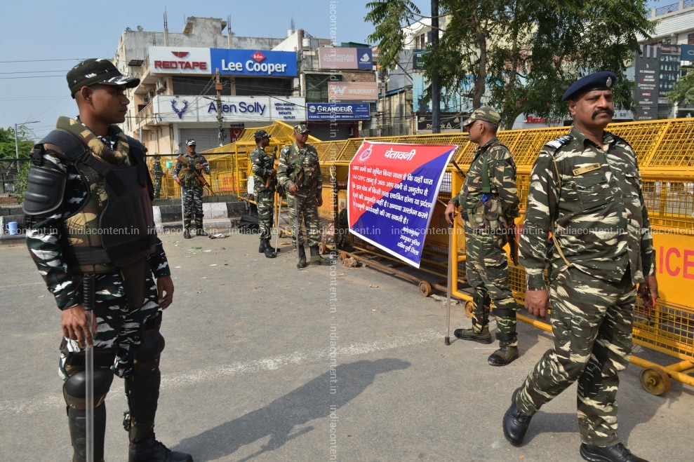 Buy Security personnel stand guard at Shaheen Bagh protest Pictures ...