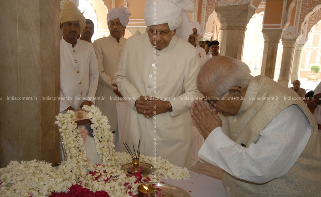 Buy GAYATRI DEVI FUNERAL Pictures, Images, Photos By PURUSHOTTAM ...