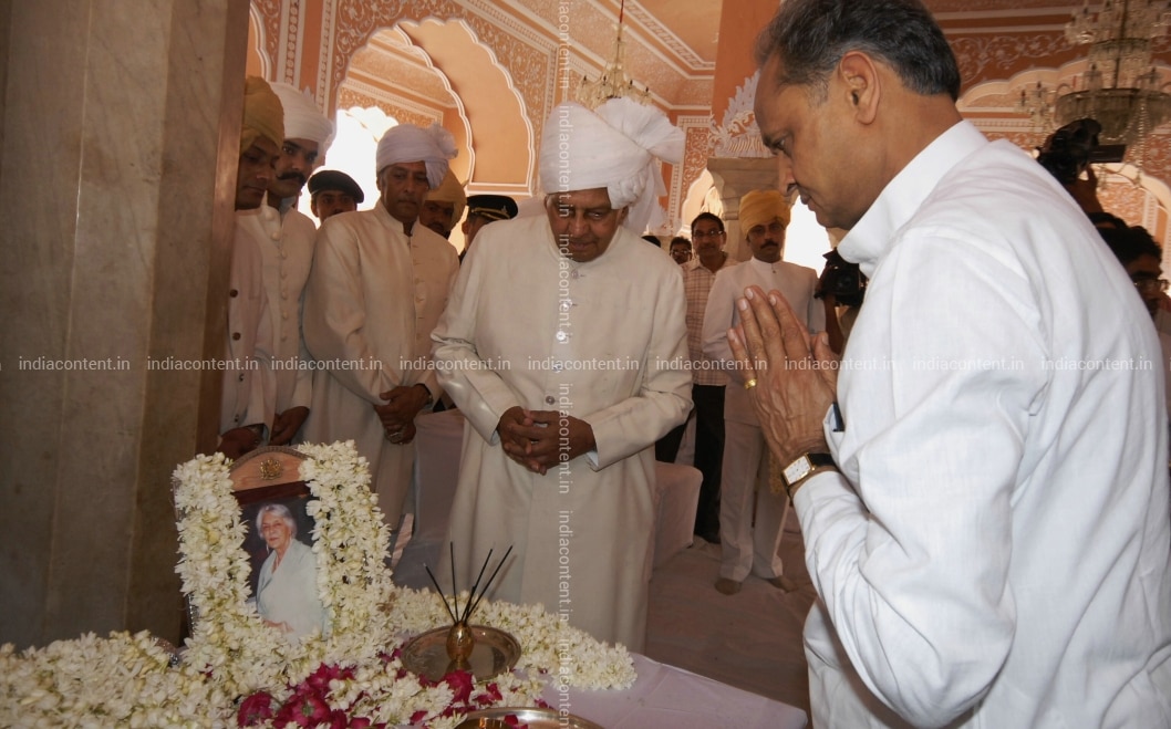 Buy GAYATRI DEVI FUNERAL Pictures, Images, Photos By PURUSHOTTAM ...