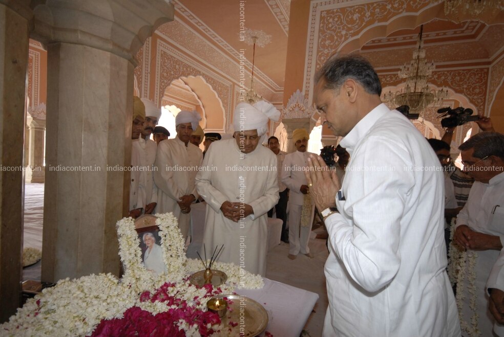 Buy GAYATRI DEVI FUNERAL Pictures, Images, Photos By PURUSHOTTAM ...