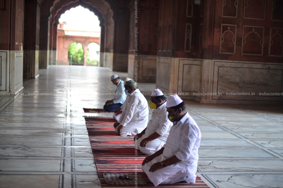Buy Muslim men wearing masks offer prayers at Jama Masjid Pictures ...