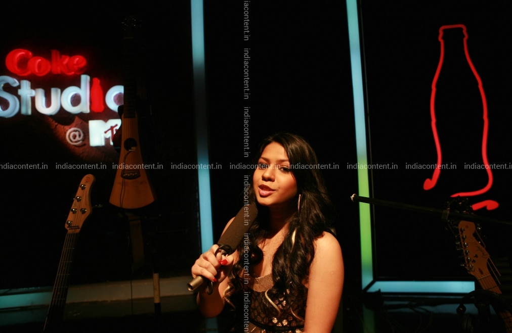 Buy Singer Divya Lewis Pictures, Images, Photos By Bhaskar Paul - News ...