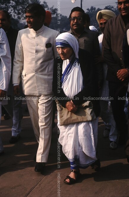 Buy MOTHER TERESA, ARJUN SINGH PAYING TRIBUTE TO MK GANDHI Pictures ...