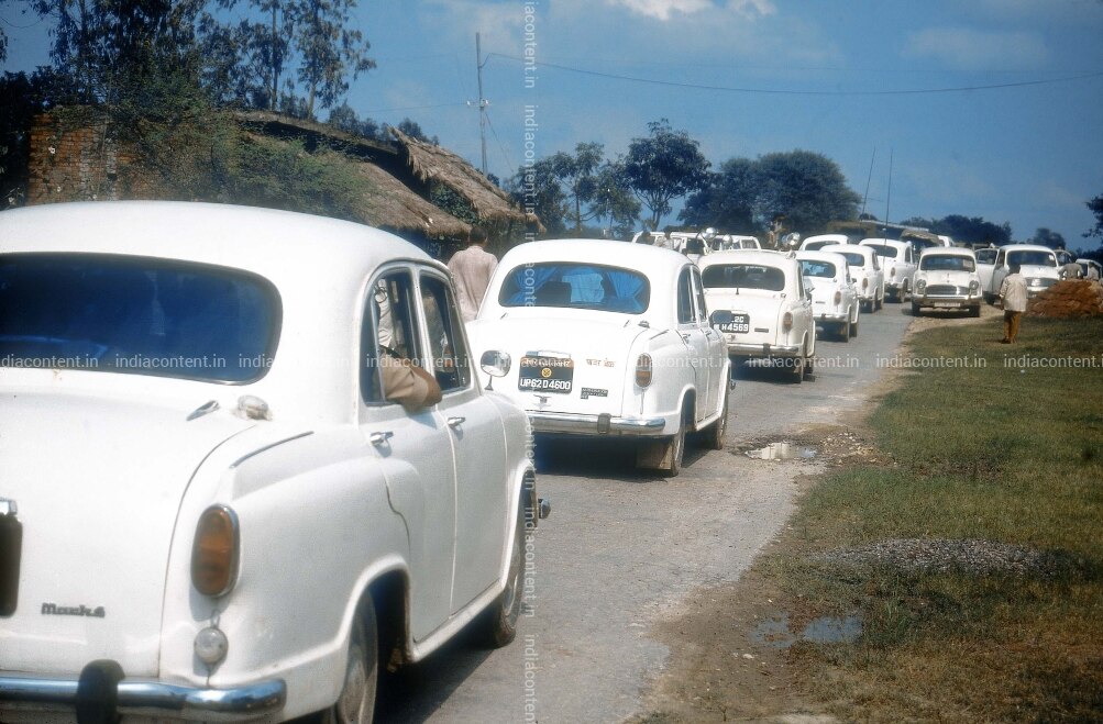 Buy Images of hindustan ambassador, Search Photos of hindustan ...