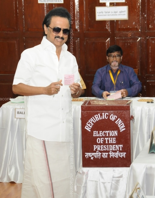 Buy Ministers casting their vote to elect President of India Pictures ...