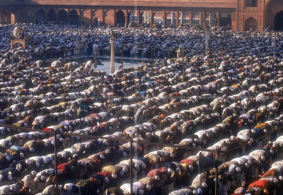 Buy Muslims offering Namaz at Jama Masjid Pictures, Images, Photos By ...
