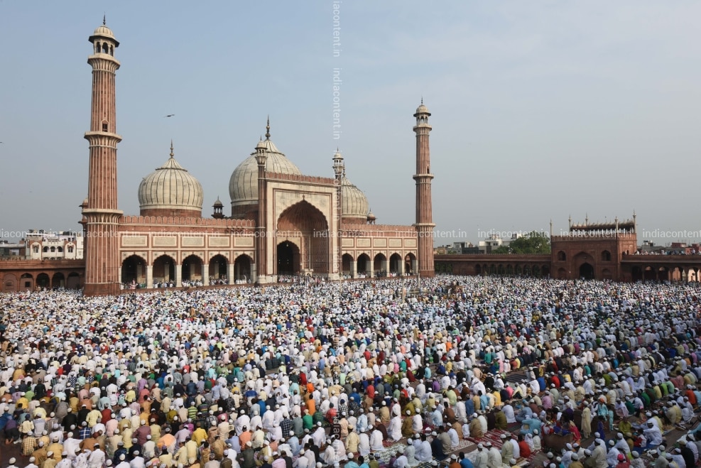 Buy Muslims offer Eid al Fitr prayers at the Jama Masjid Mosque ...