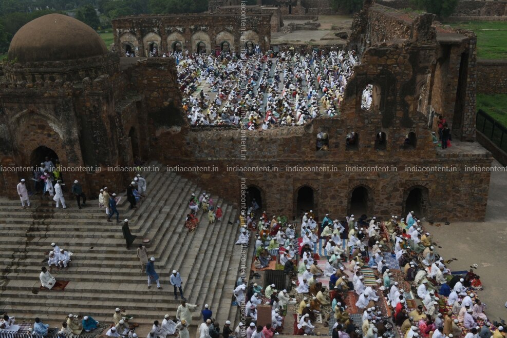 Buy Muslims offer Eid al Fitr prayers at the Jama Masjid Mosque ...
