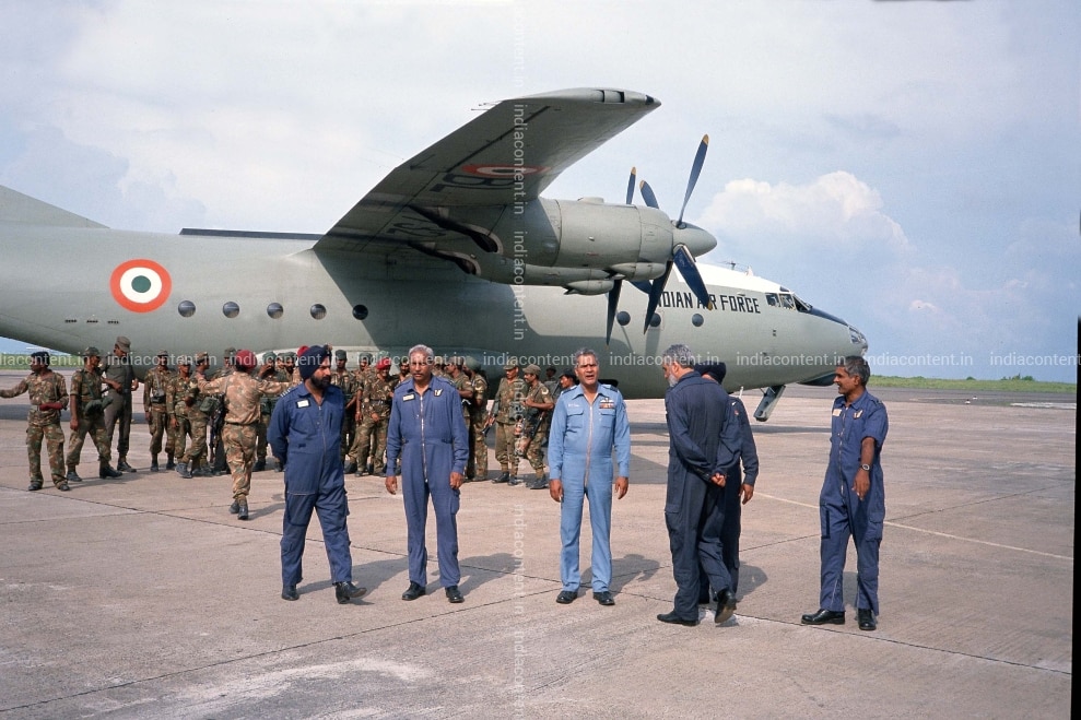 Buy ARMY COMMANDOS STANDING NEAR IAF TRANSPORT AIRCRAFT Pictures ...