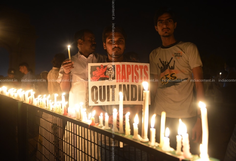 Buy Congress candlelight vigil at India Gate Pictures, Images, Photos ...