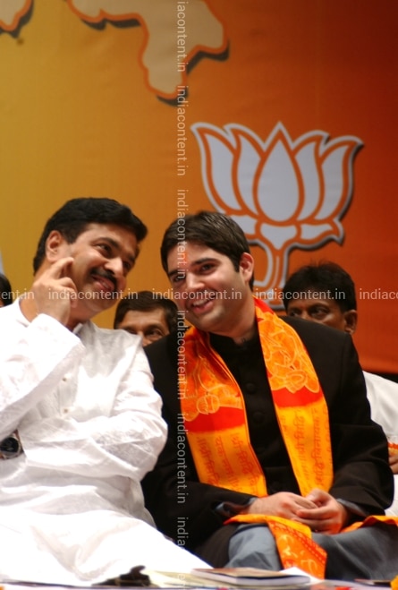 Buy VARUN GANDHI WITH PRAMOD MAHAJAN Pictures, Images, Photos By ...