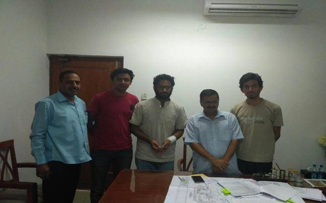 Delhi: Engineering college professor ends hunger strike after Kejriwal ...