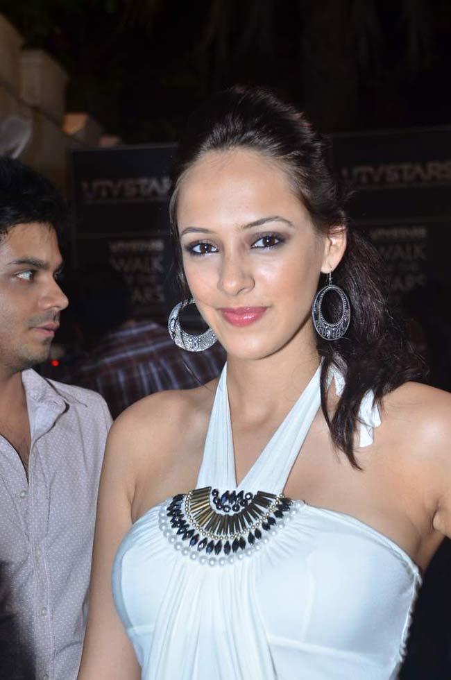 Hazel Keech doing item number in Maximum
