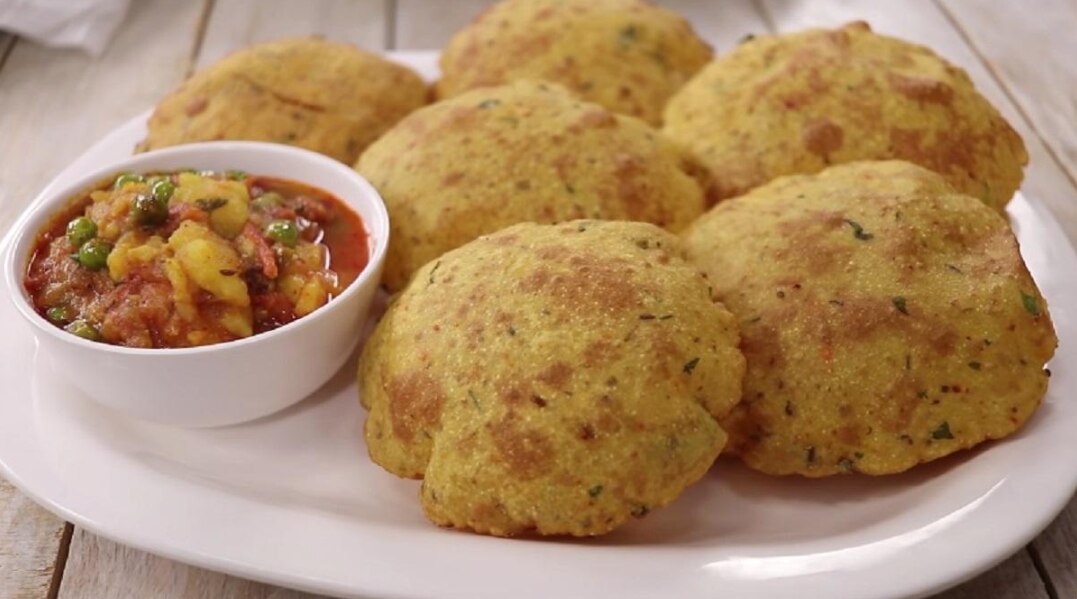 व्रत में ट्राई करें खस्ता नमकीन पूरियां, जानें बनाने का तरीका ...